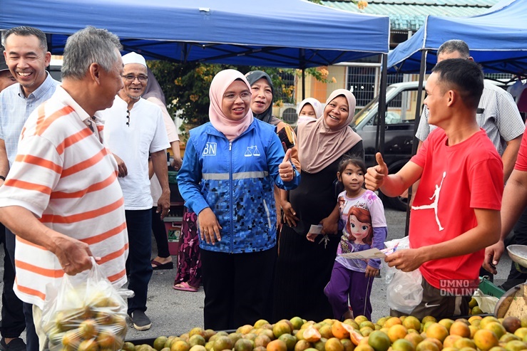 Calon Parlimen Ketereh ‘Walkabout’ Di Pasar Malam Peringat