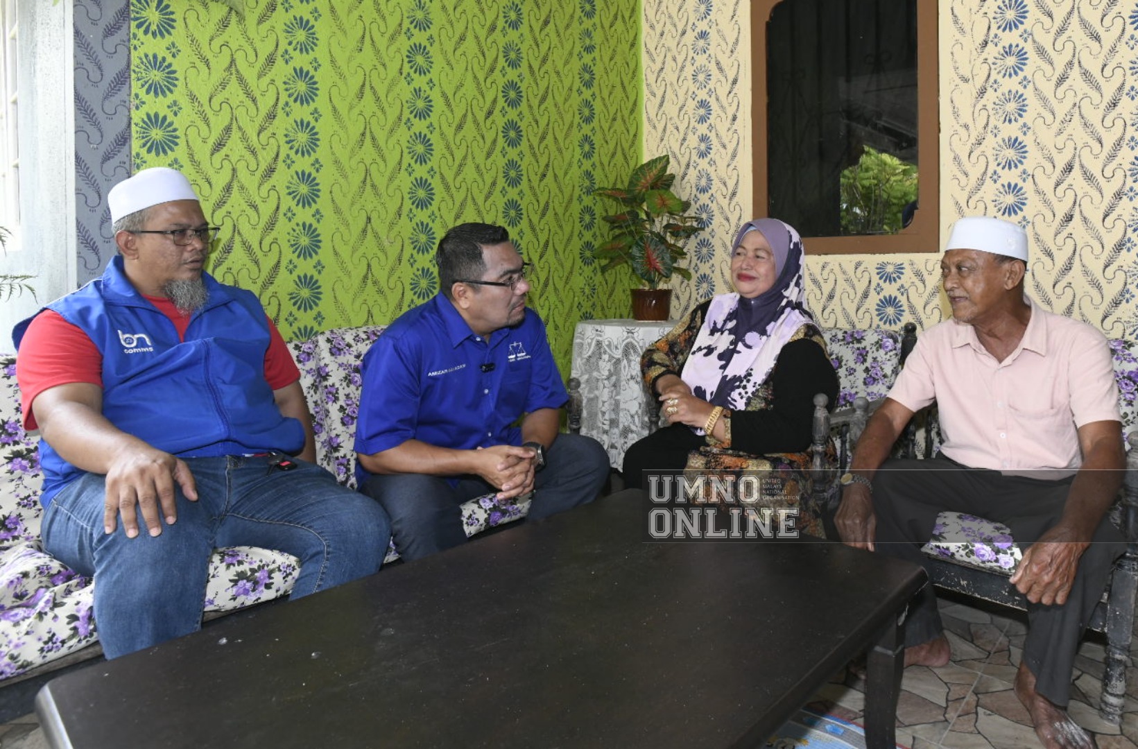 Menyantuni Masyarakat Setempat Menyantuni Masyarakat Setempat
