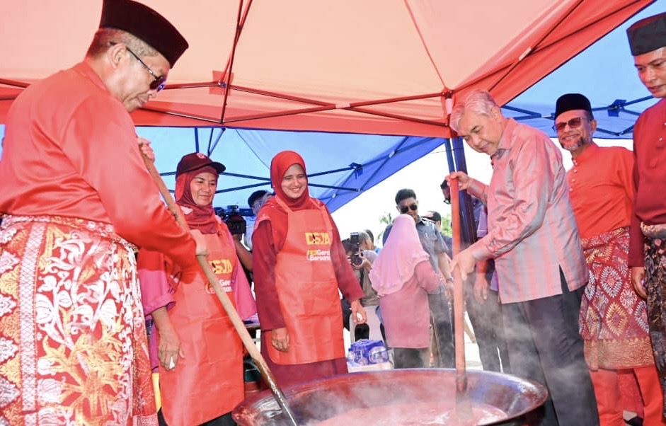 Sambutan Syawal: Ahmad Zahid Dan Jalaluddin Raikan Keluarga Jelebu