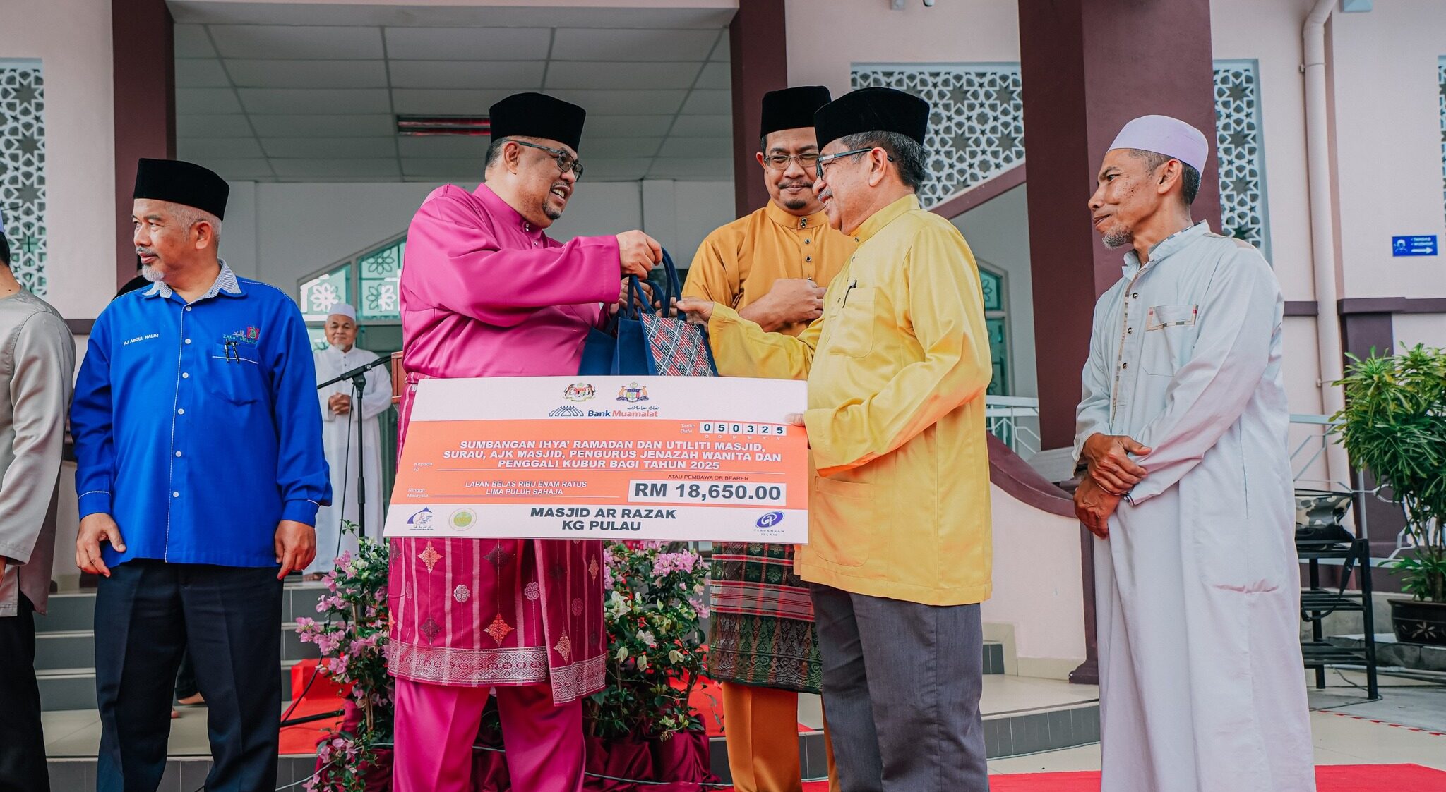 Ketua Menteri Melaka Sampaikan Sumbangan Ramadan Kepada Asnaf