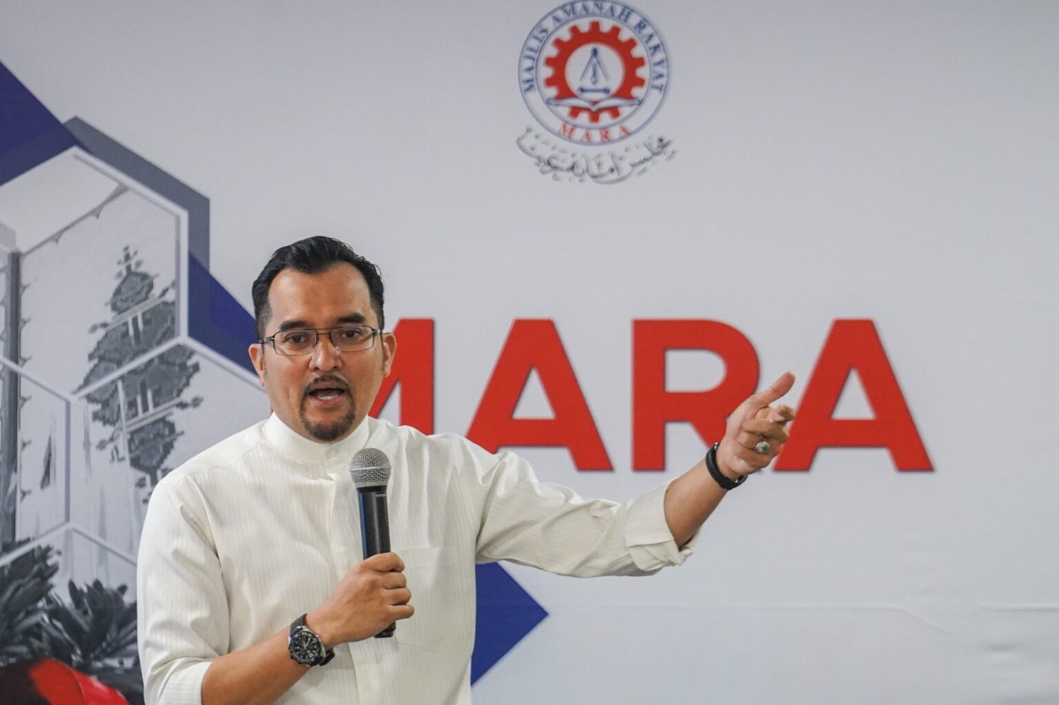 Notis Saman Fitnah Telah Diserahkan Kepada ‘Papagomo’ – Dr Asyraf