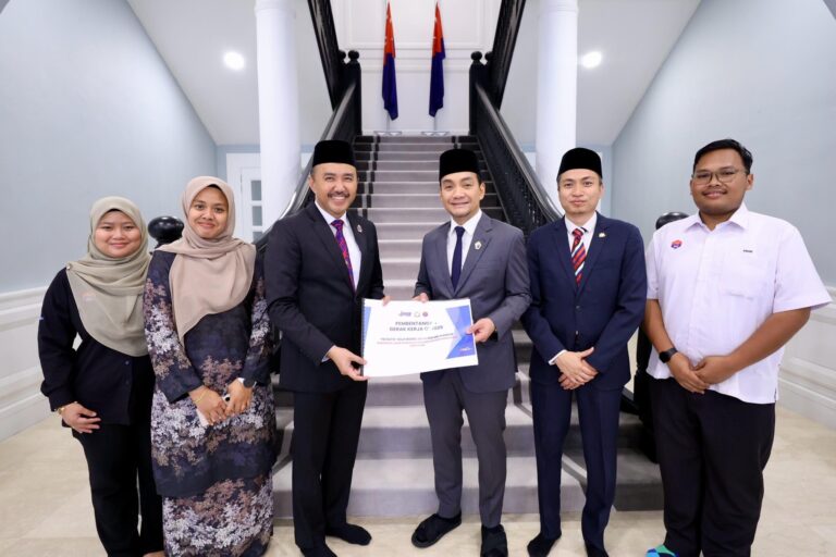 Mohd Jafni Bentang Prestasi Portfolionya Kepada MB Johor