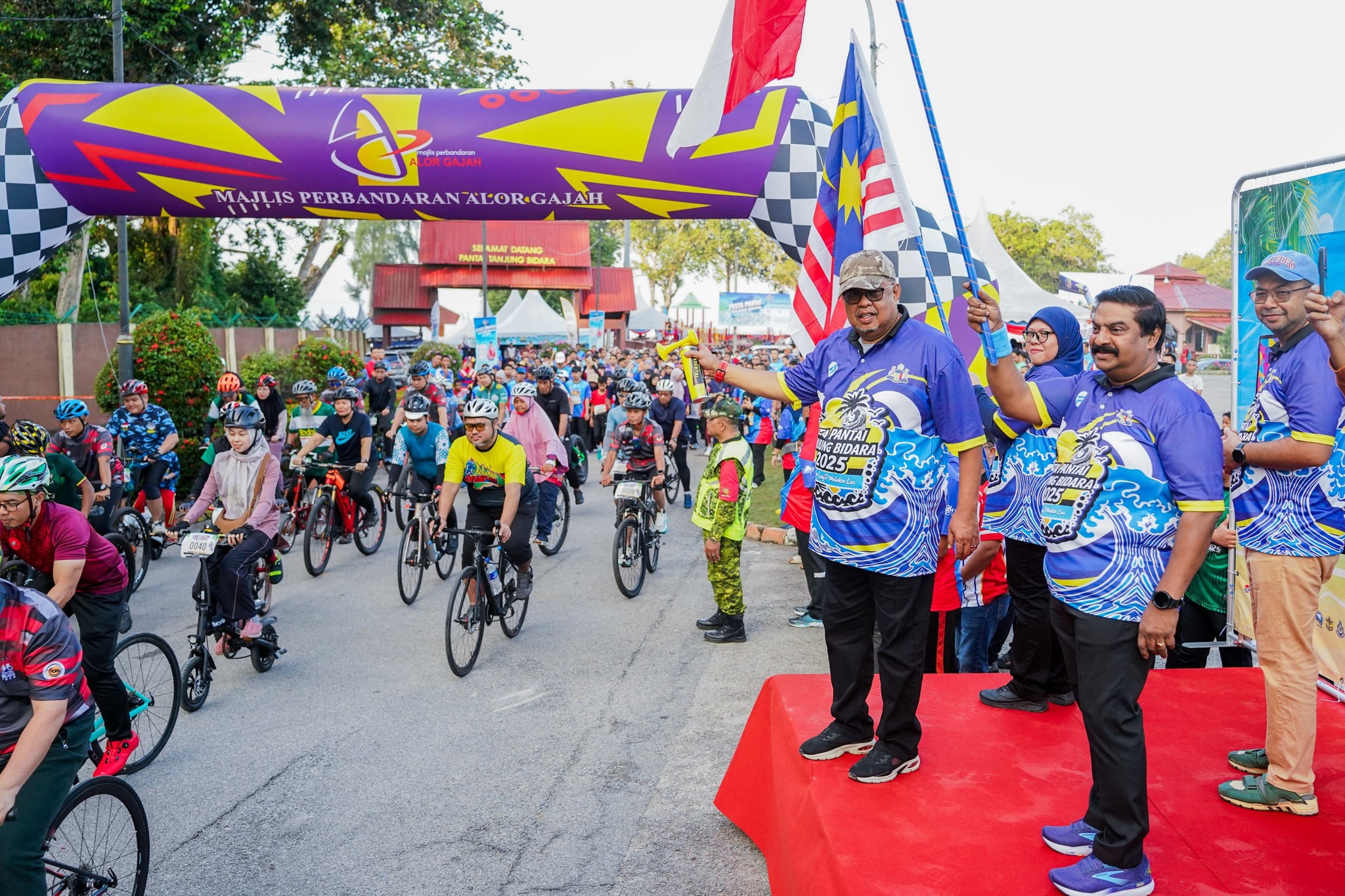 Melepaskan Peserta Fun Run Dan Fun Ride Pesta Pantai Tanjung Bidara ...