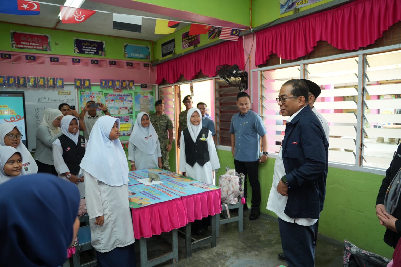 Program Sekolah Angkat MADANI Kementerian Pertahanan Di SK Felda Lok Heng