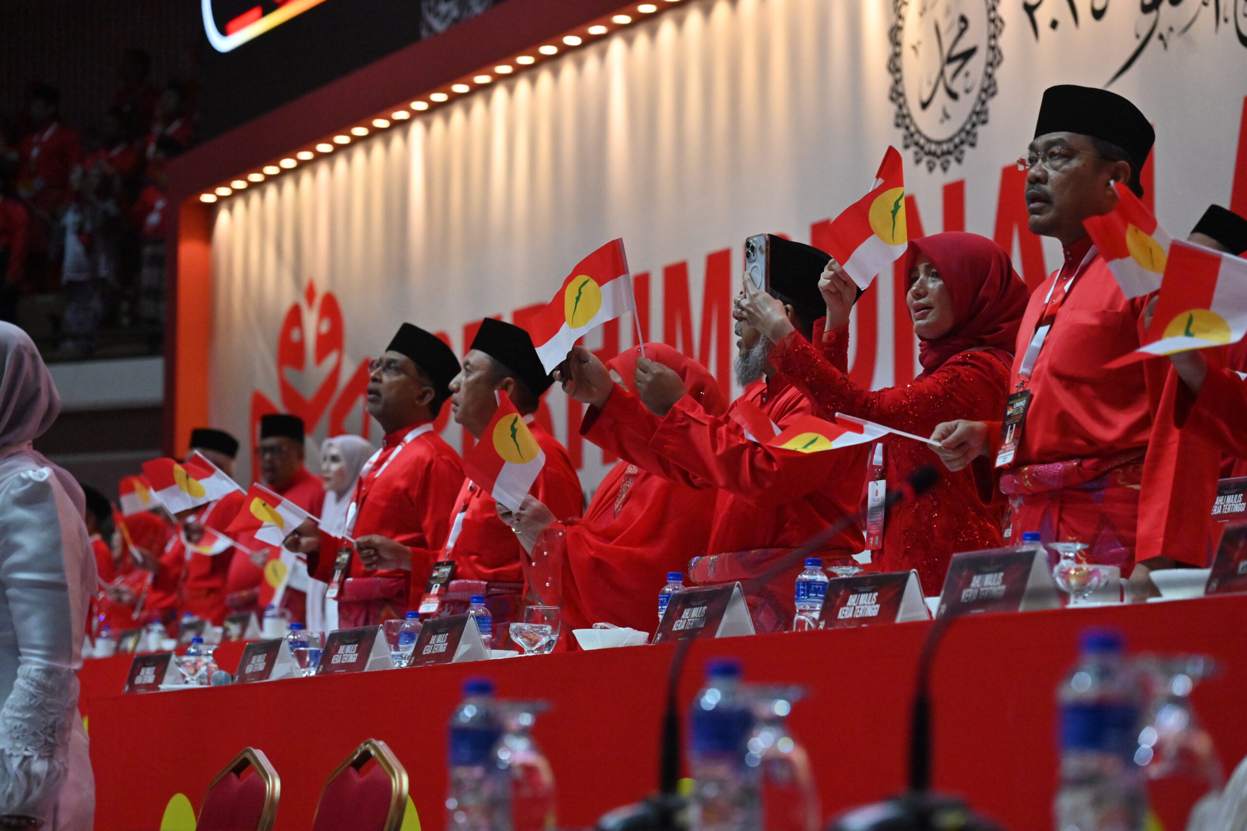 Menyanyikan Lagu ‘Sang Saka Bangsa’