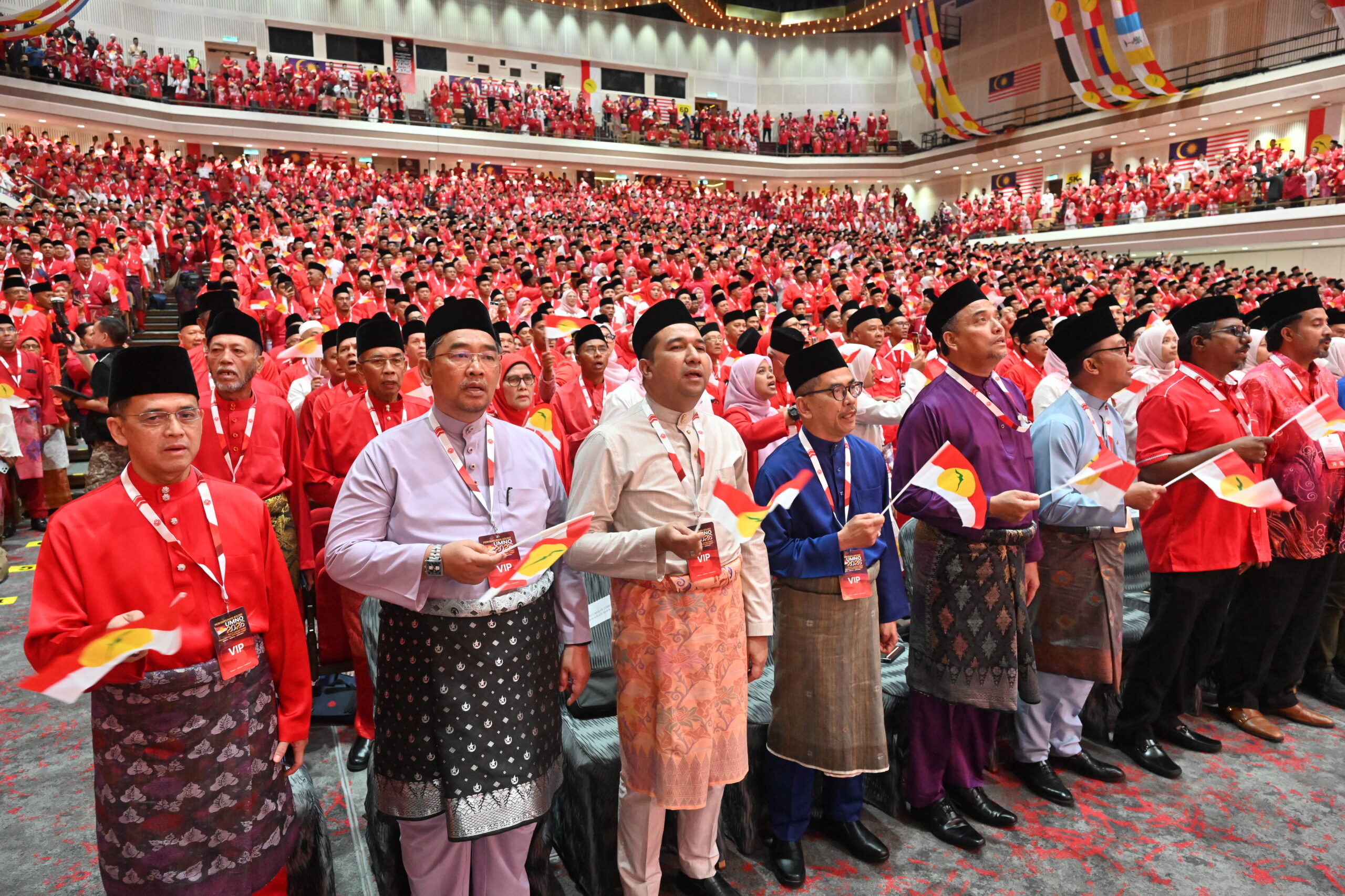 Menyanyikan Lagu ‘Sang Saka Bangsa’