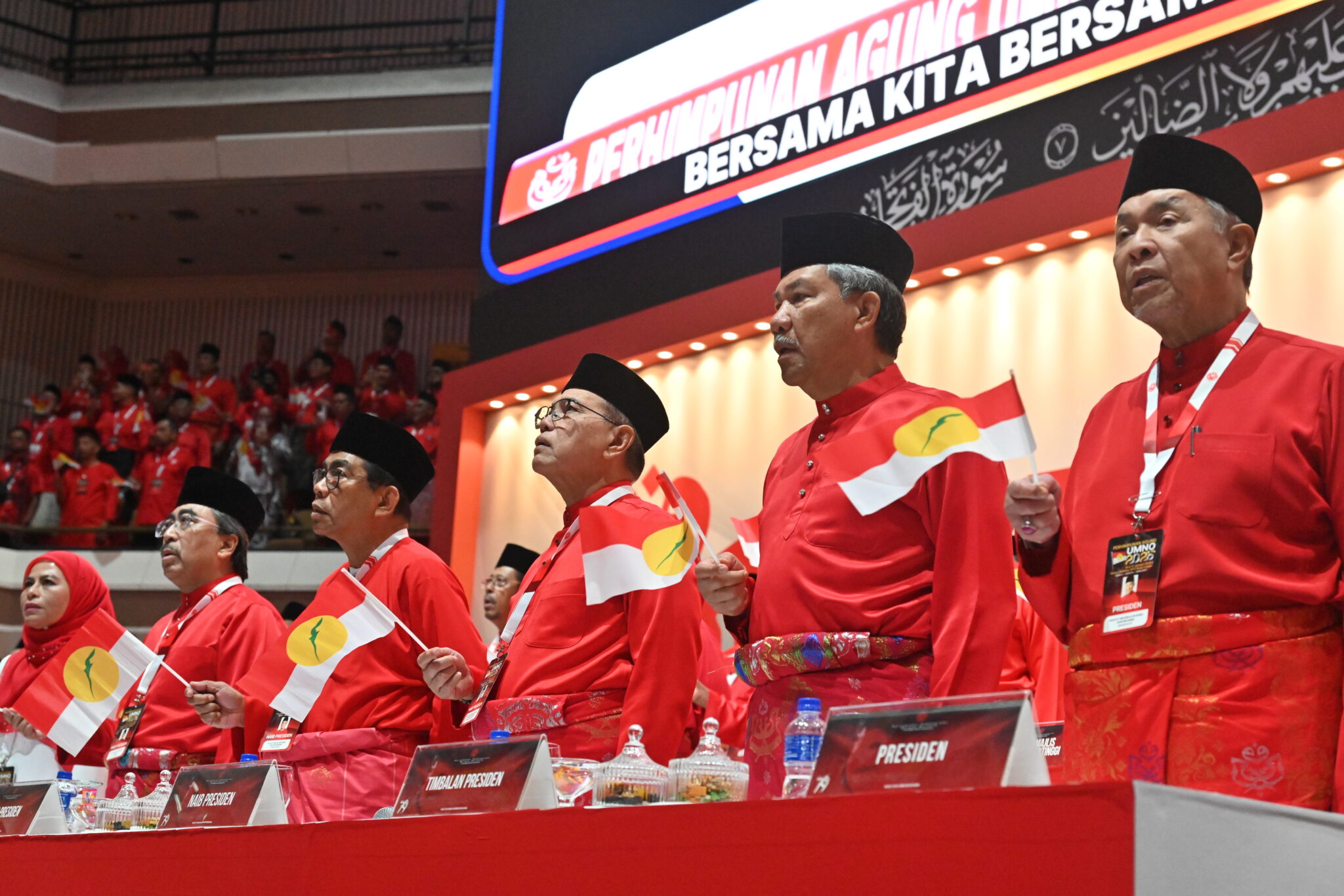 Menyanyikan Lagu ‘Sang Saka Bangsa’