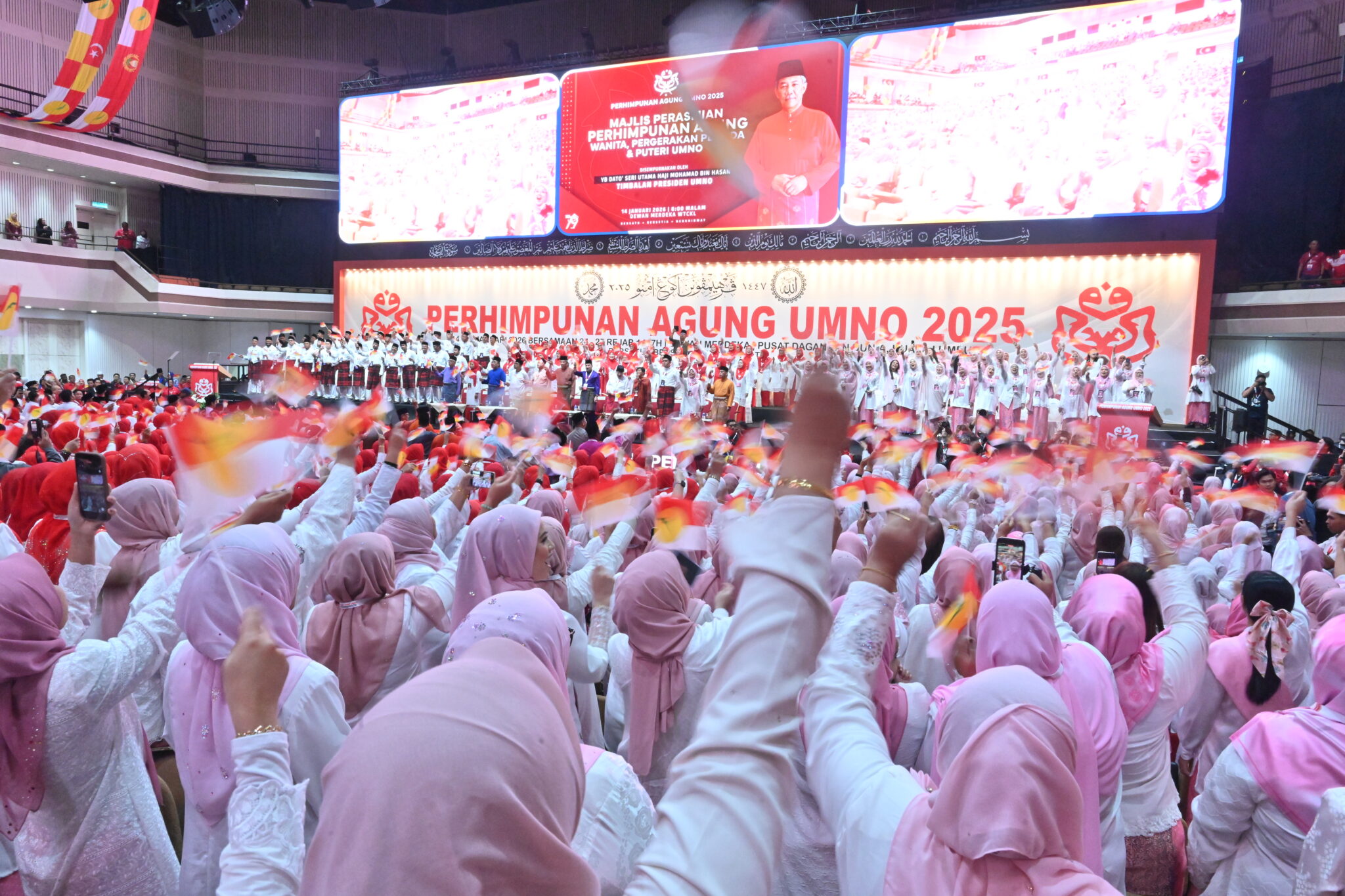 Bersemangat Menyanyikan Lagu UMNO