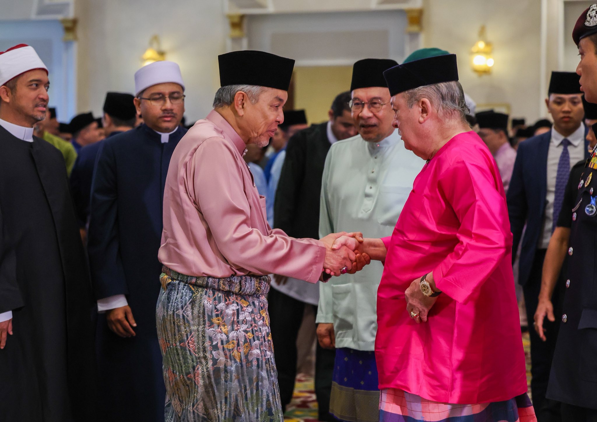 Menunaikan Solat Sunat Aidilfitri