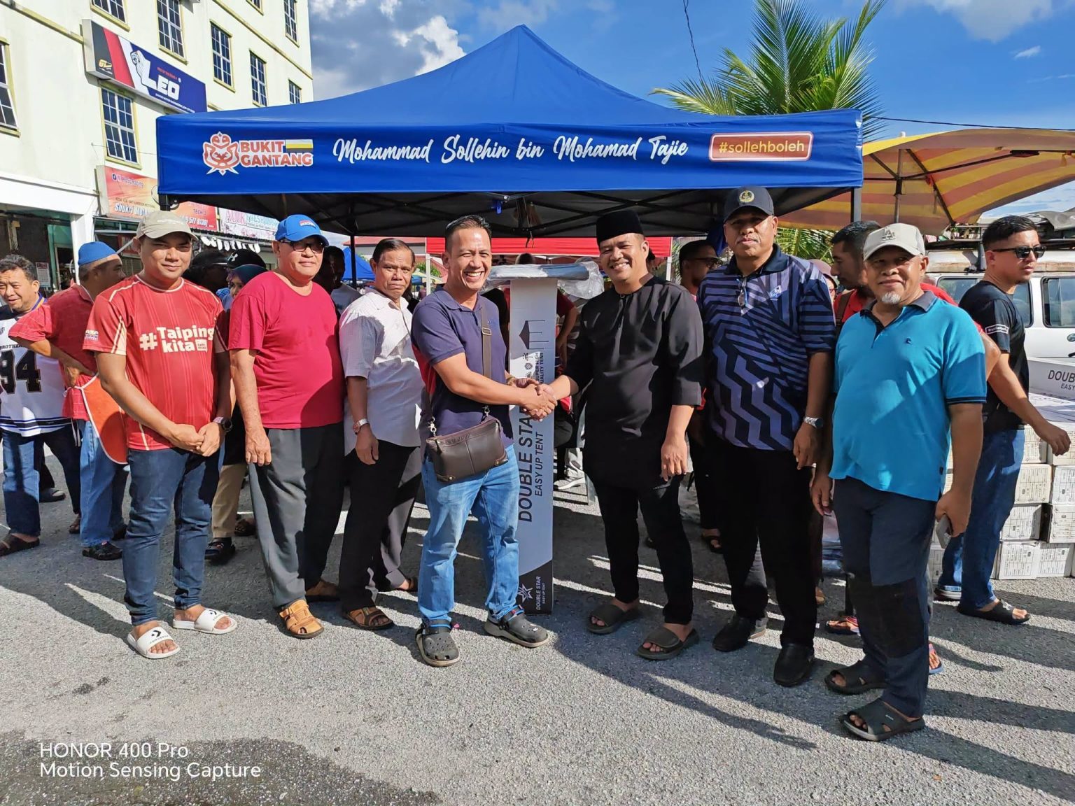 Sollehin Sampaikan Sumbangan Khemah Kepada Peniaga Pasar Malam