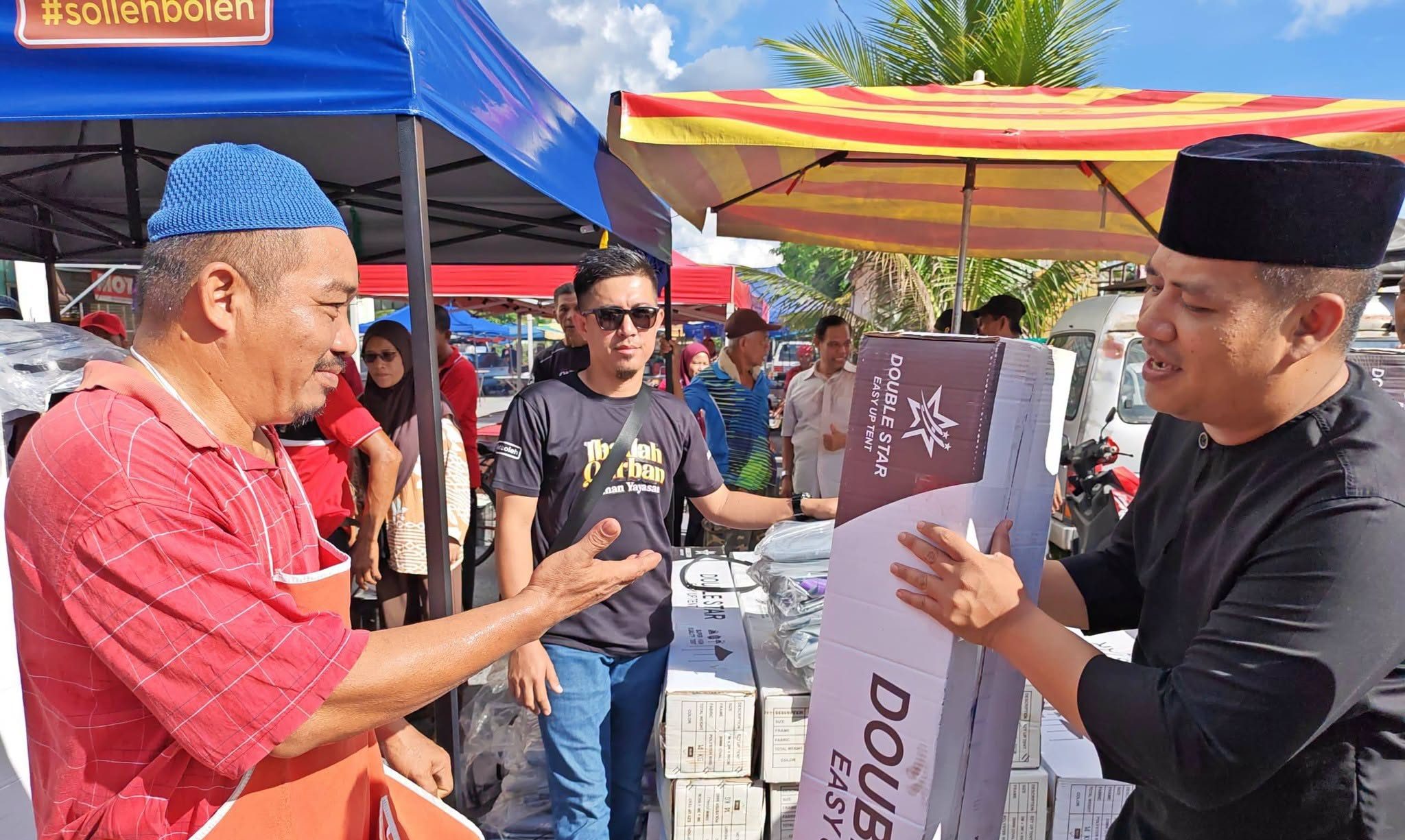Sollehin Sampaikan Sumbangan Khemah Kepada Peniaga Pasar Malam